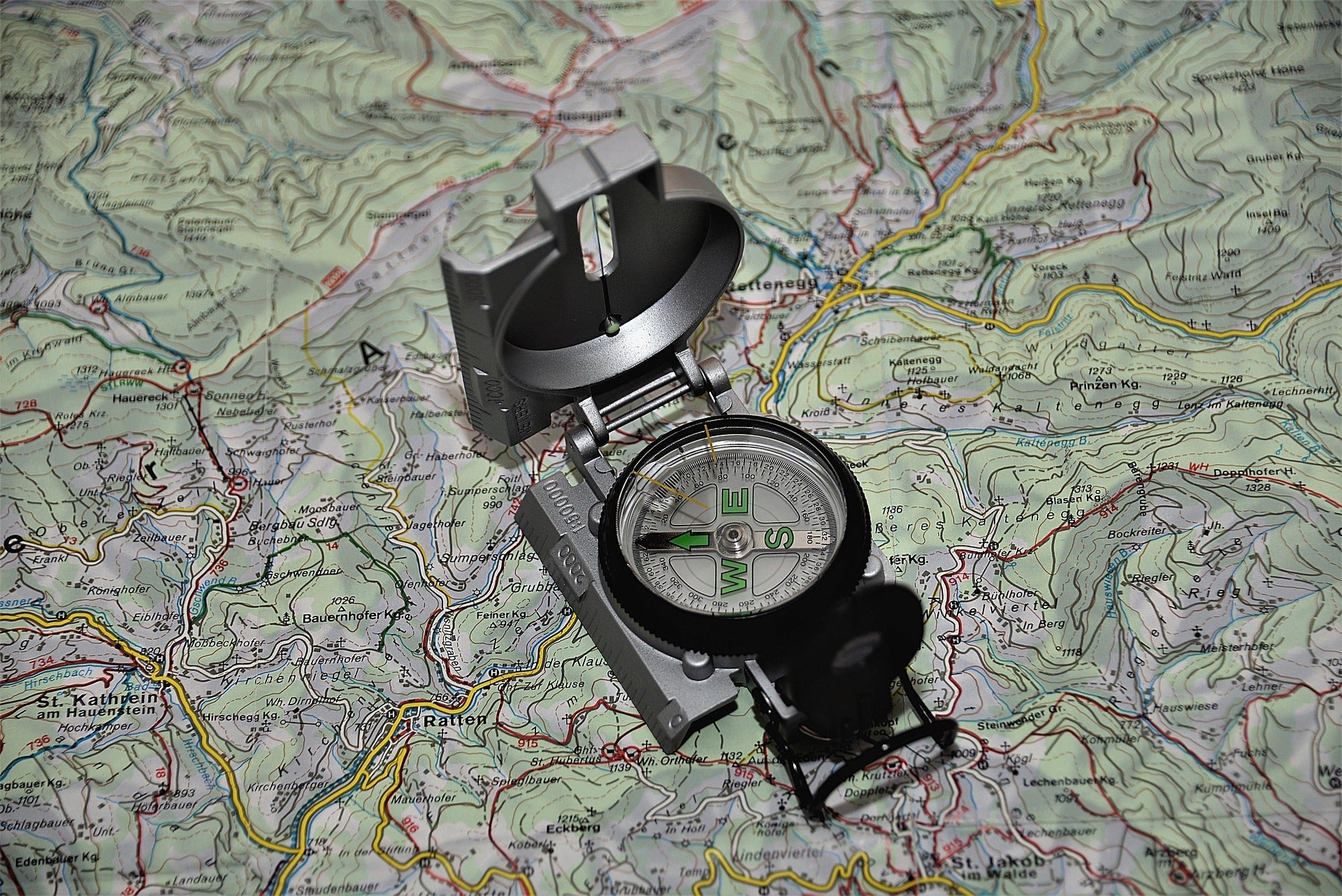 The Lost Art of Orienteering: How to Use a Map and Compass – quakekits.com